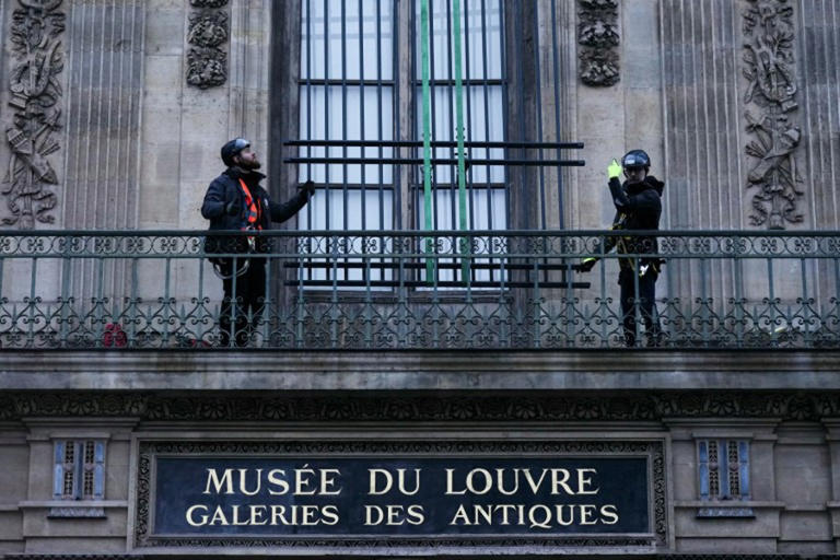 Overval op Louvre-museum - Louvre installeert tralies voor raam dat bij ...