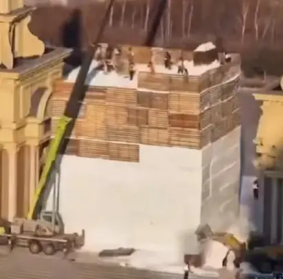 Boneco gigante feito com neve de verdade vira ícone do festival de ...