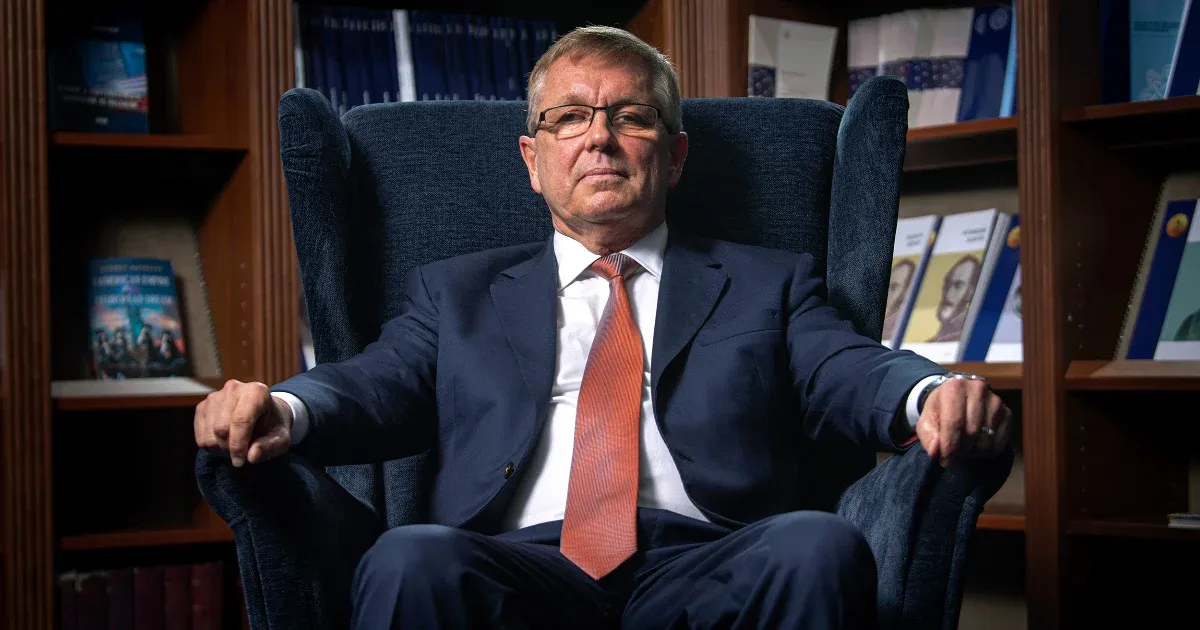 Feketén–fehéren leírták: a teljes, 266 milliárdos alapítói vagyonát ...