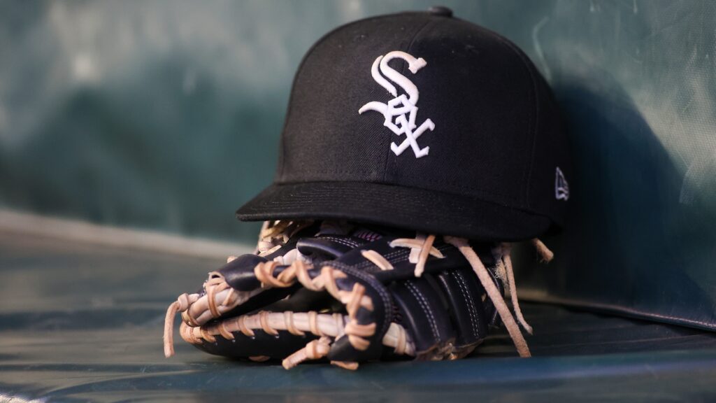White Sox sign left-hander who made five starts for Red Sox in 2025