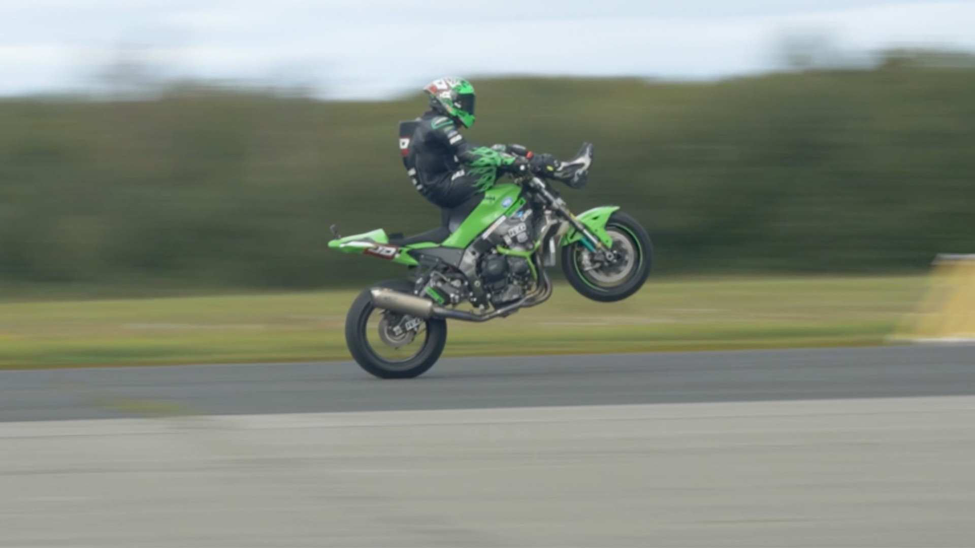 Fastest motorcycle handlebar wheelie 204.46 km/h (127.04 mph) by Jonny ...