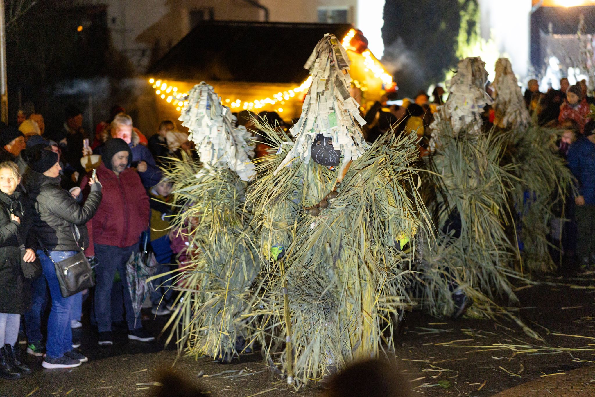 Schilfgestalten läuten alte Weihnachtstradition ein