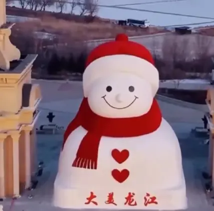 Boneco gigante feito com neve de verdade vira ícone do festival de ...