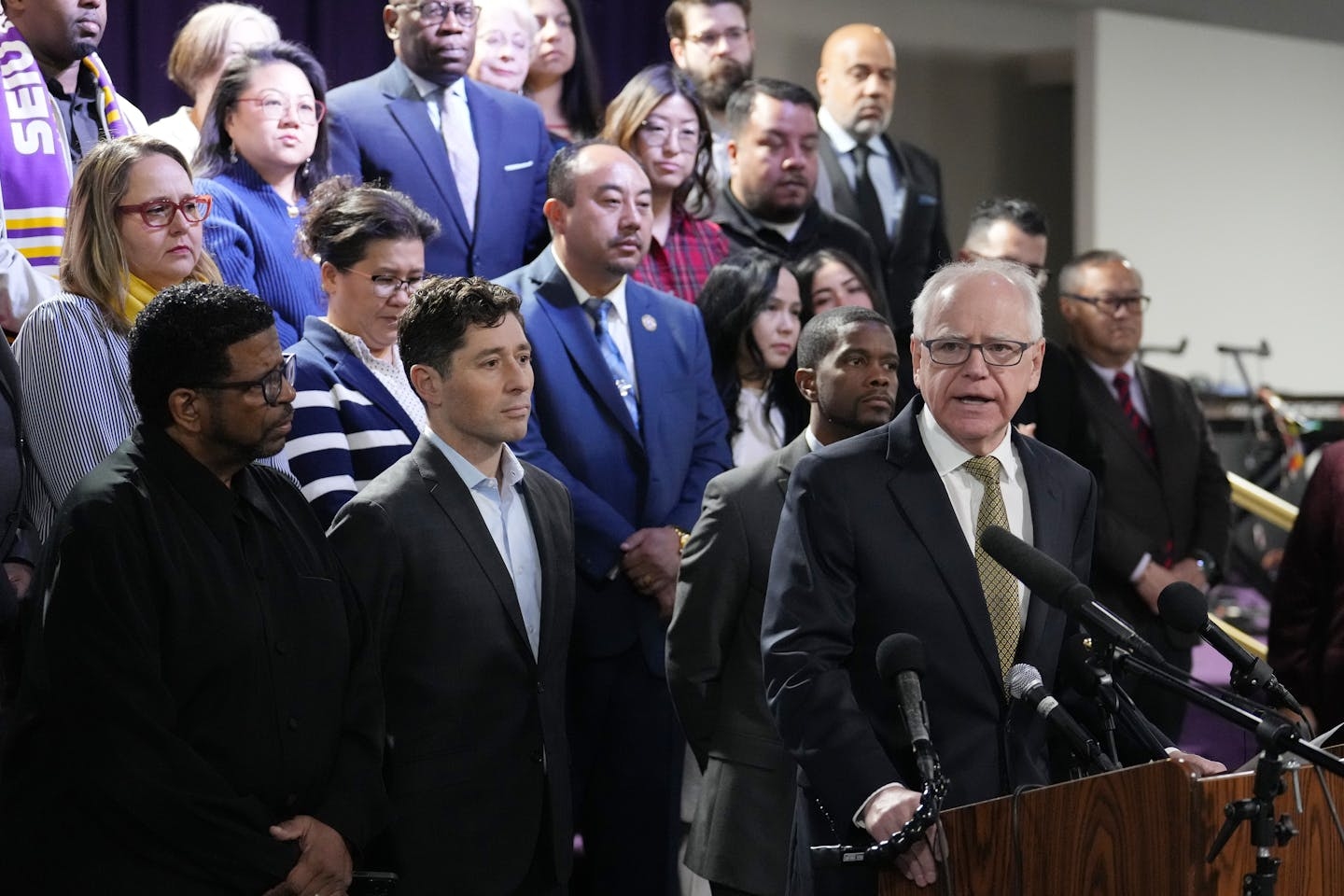 Walz expects influx of ICE agents in Minnesota around holidays