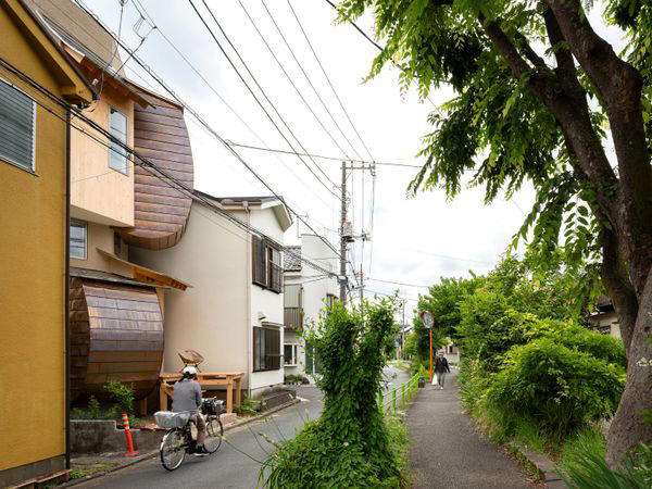 In Tokyo, curved copper volumes and hinoki wood boxes build this home ...