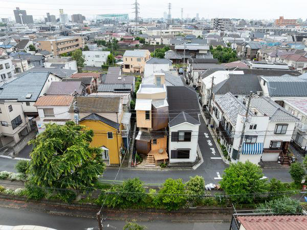 In Tokyo, curved copper volumes and hinoki wood boxes build this home ...
