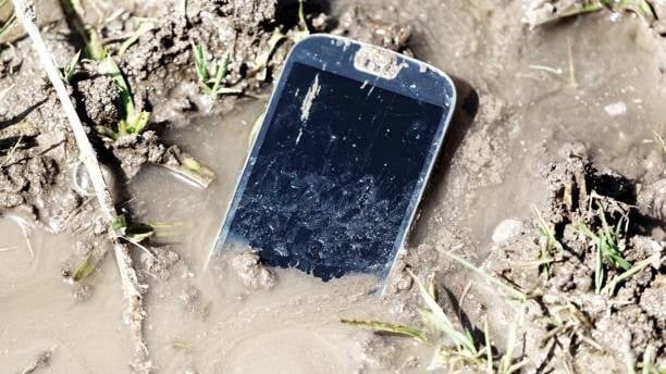 Cómo secar correctamente un teléfono después de un daño por agua