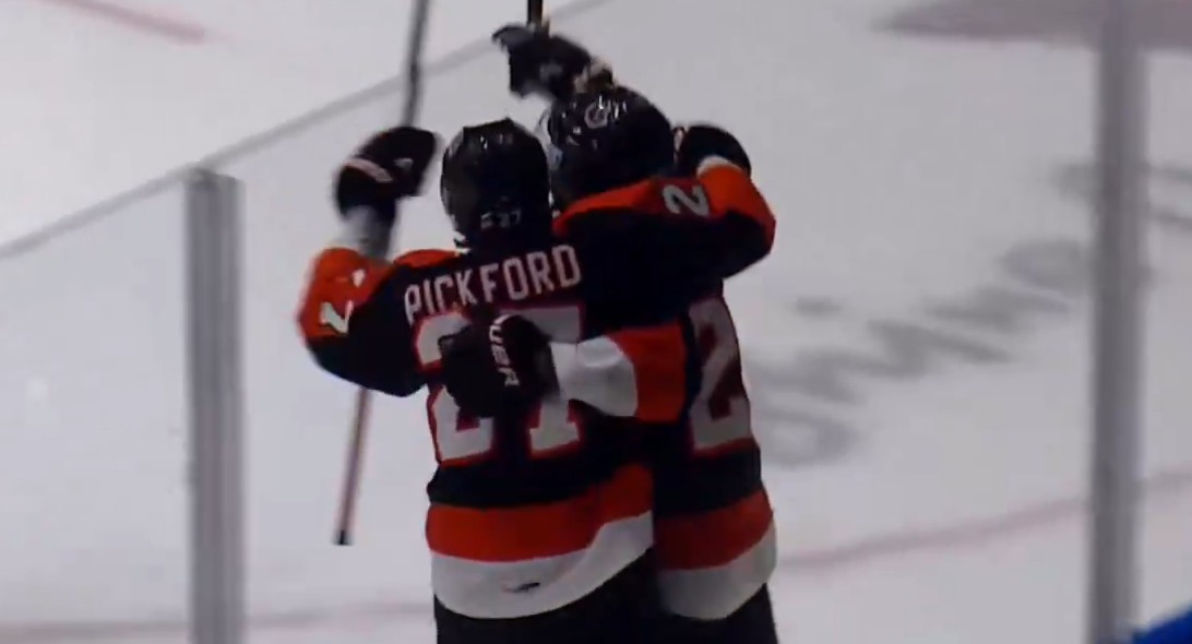 Bryce Pickford signs his entry-level contract with the Canadiens