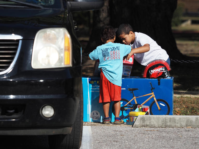 Alabama basketball star Labaron Philon returns home, dishes out gifts ...