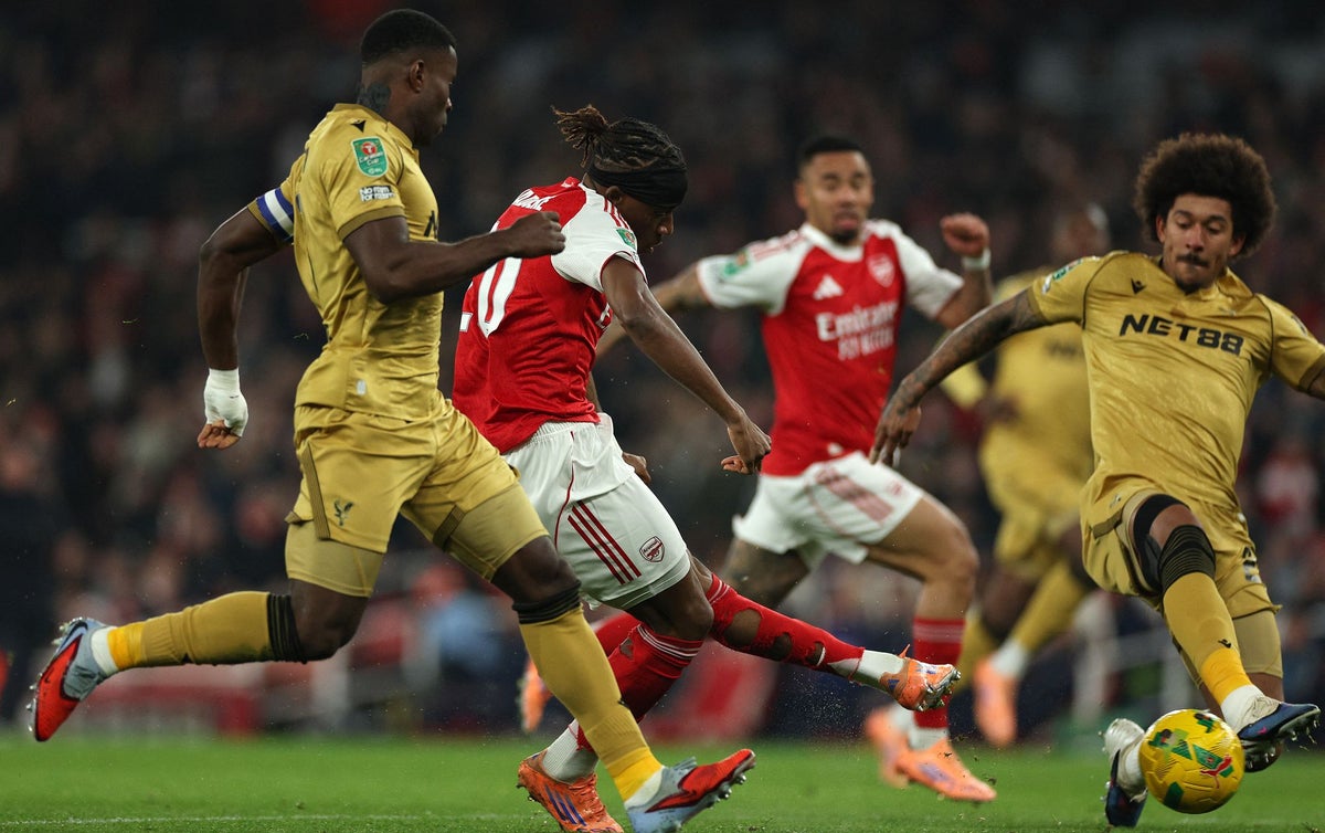 Arsenal frustrated in first half of Carabao Cup quarter-final v Palace