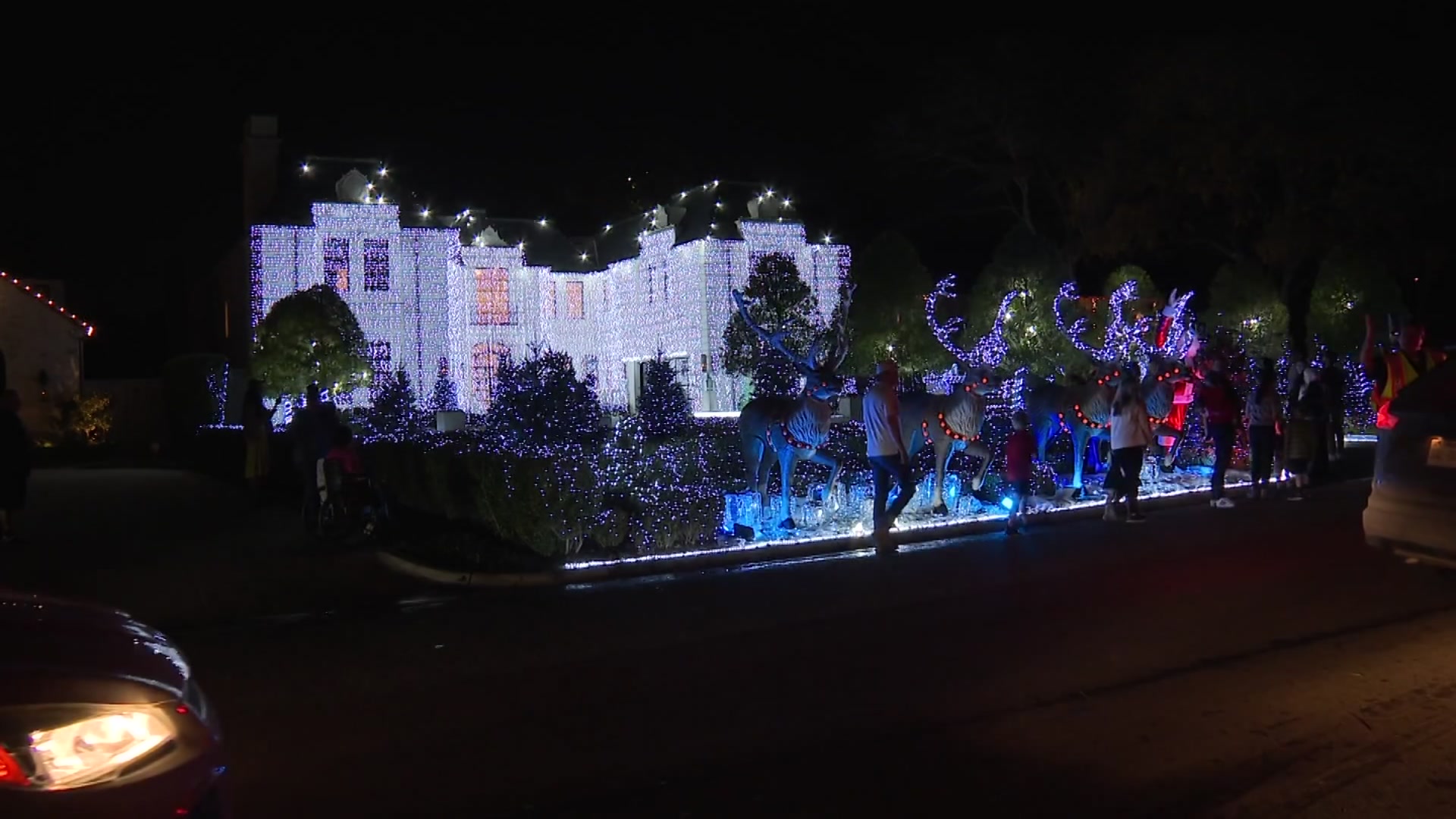 Viral Dallas Christmas house restricted on weekends by city permit