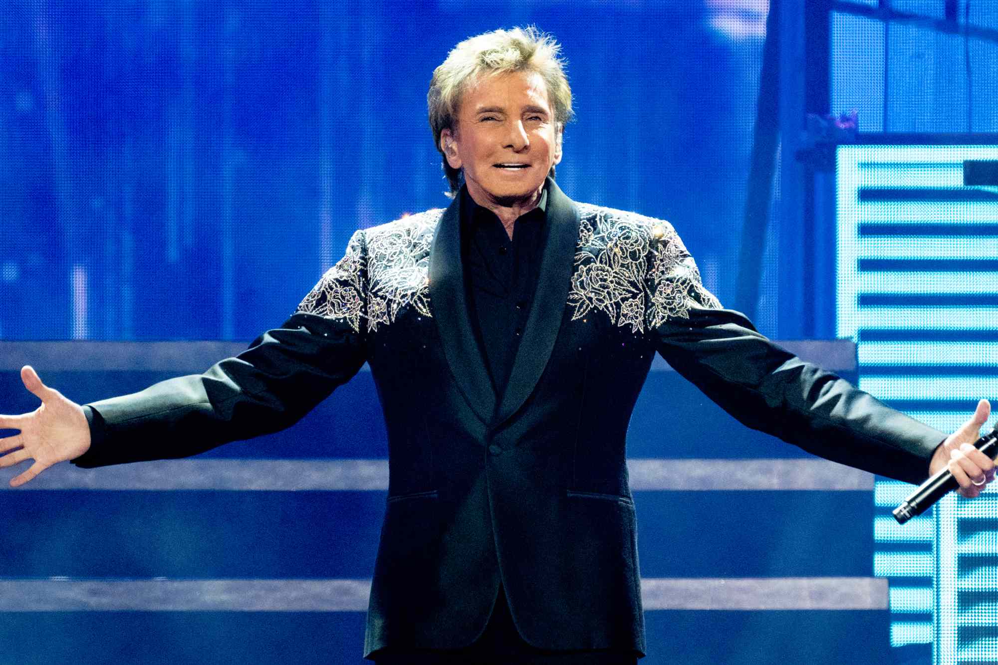 Barry Manilow's health: Everything the singer has said about his cancer ...