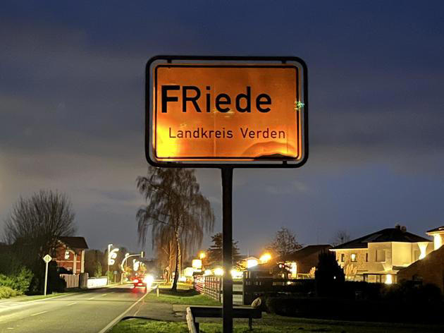 „Frieden“ stand plötzlich auf Ortsschildern in Riede – das steckt dahinter