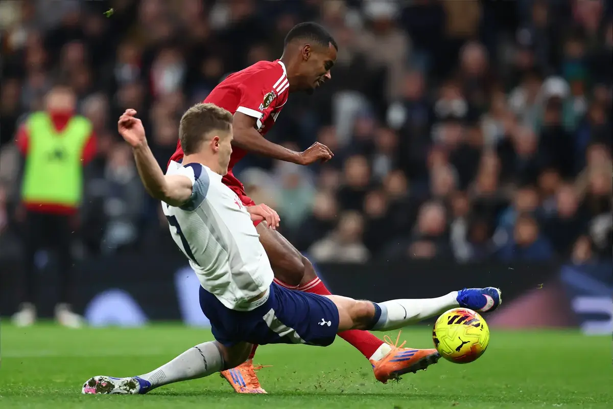 Micky van der Ven issues apology to Alexander Isak