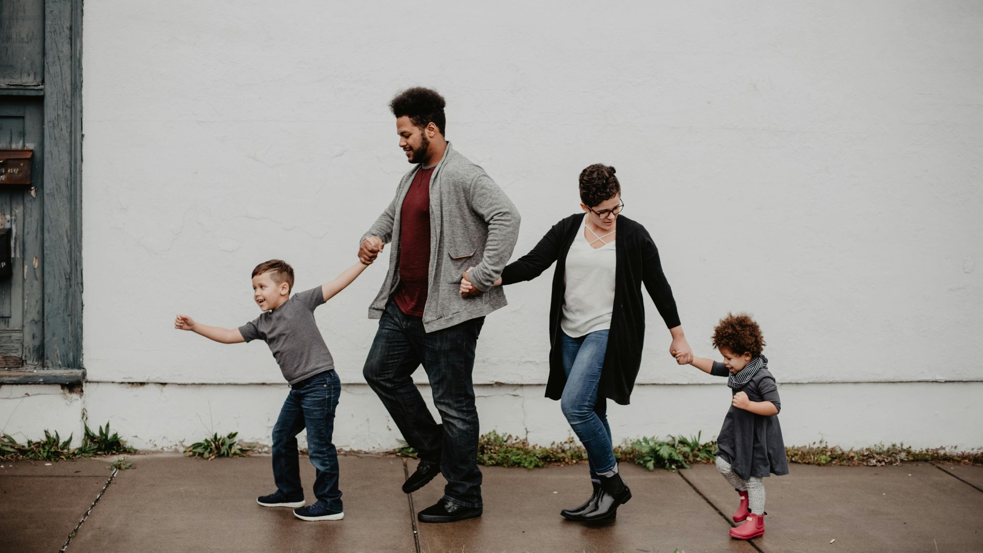 10 things even happy couples fight about & 10 things they never argue over