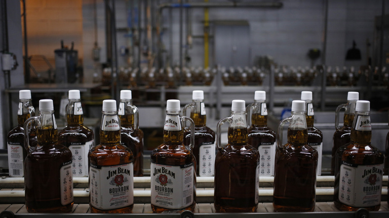 Leáll a Jim Beam egyik lepárlója, bajban a bourbonipar