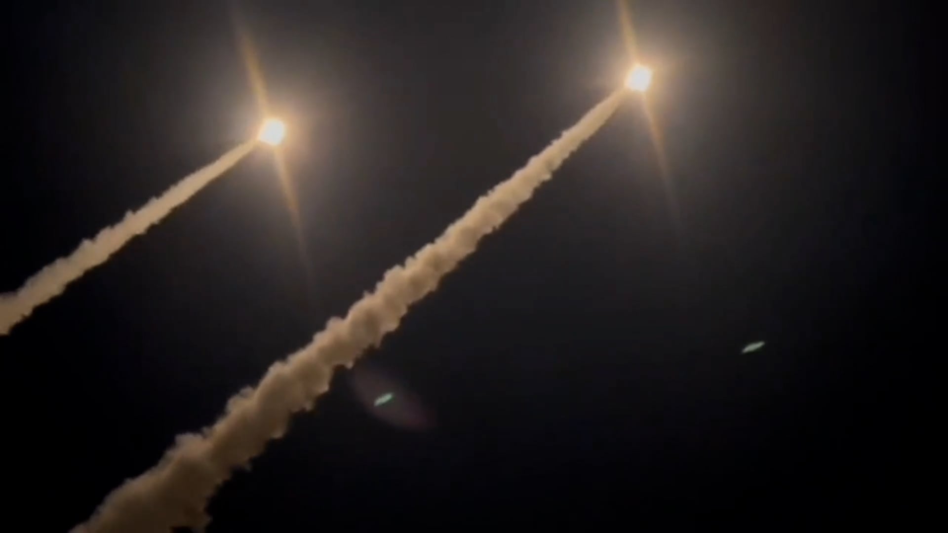 US launches airstrikes on IS targets after attack