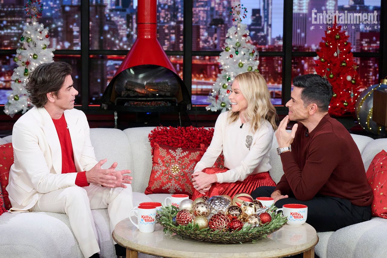 Kelly Ripa, Mark Consuelos do Christmas early on "Live", from 'grandma ...
