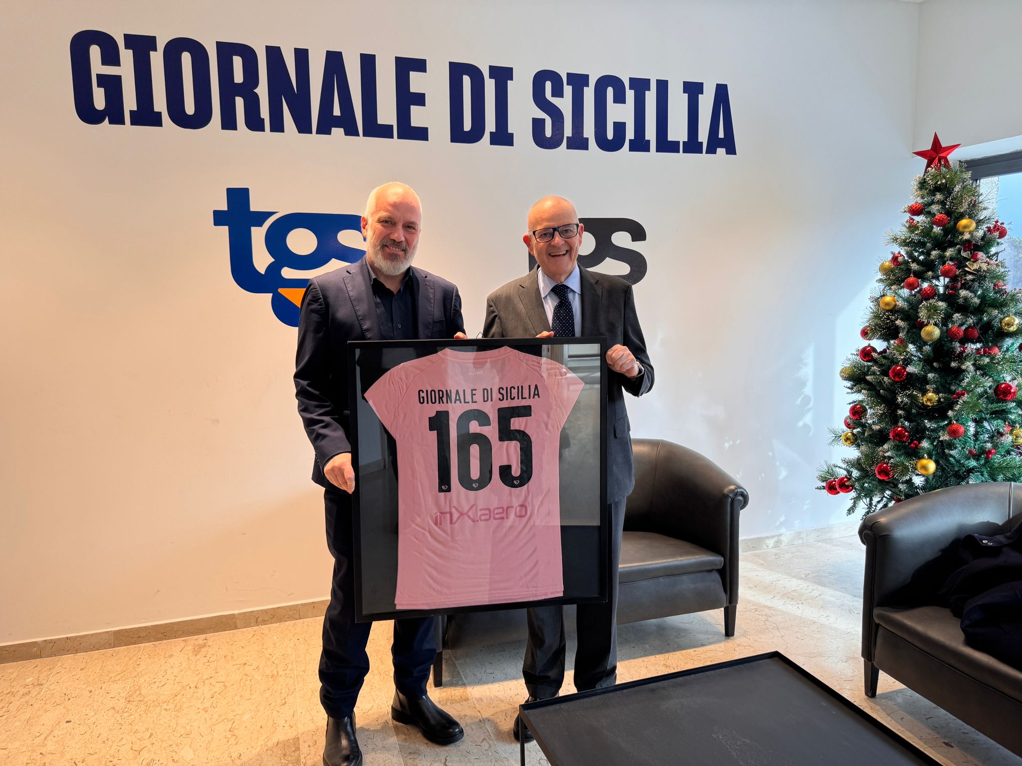 Una maglia per 165 anni di storia: il Giornale di Sicilia e il Palermo ...
