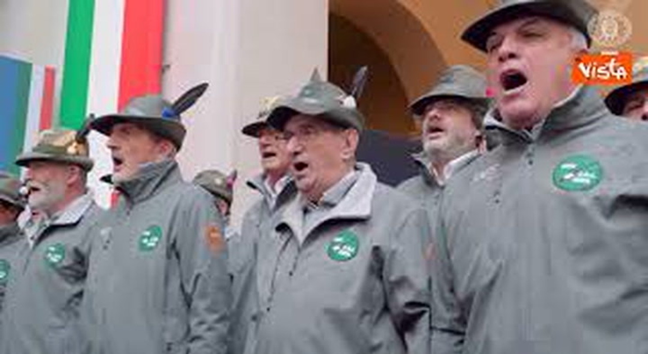 Coro alpini canta inno Mameli a Palazzo Chigi, dopo "L'Italia chiamò ...