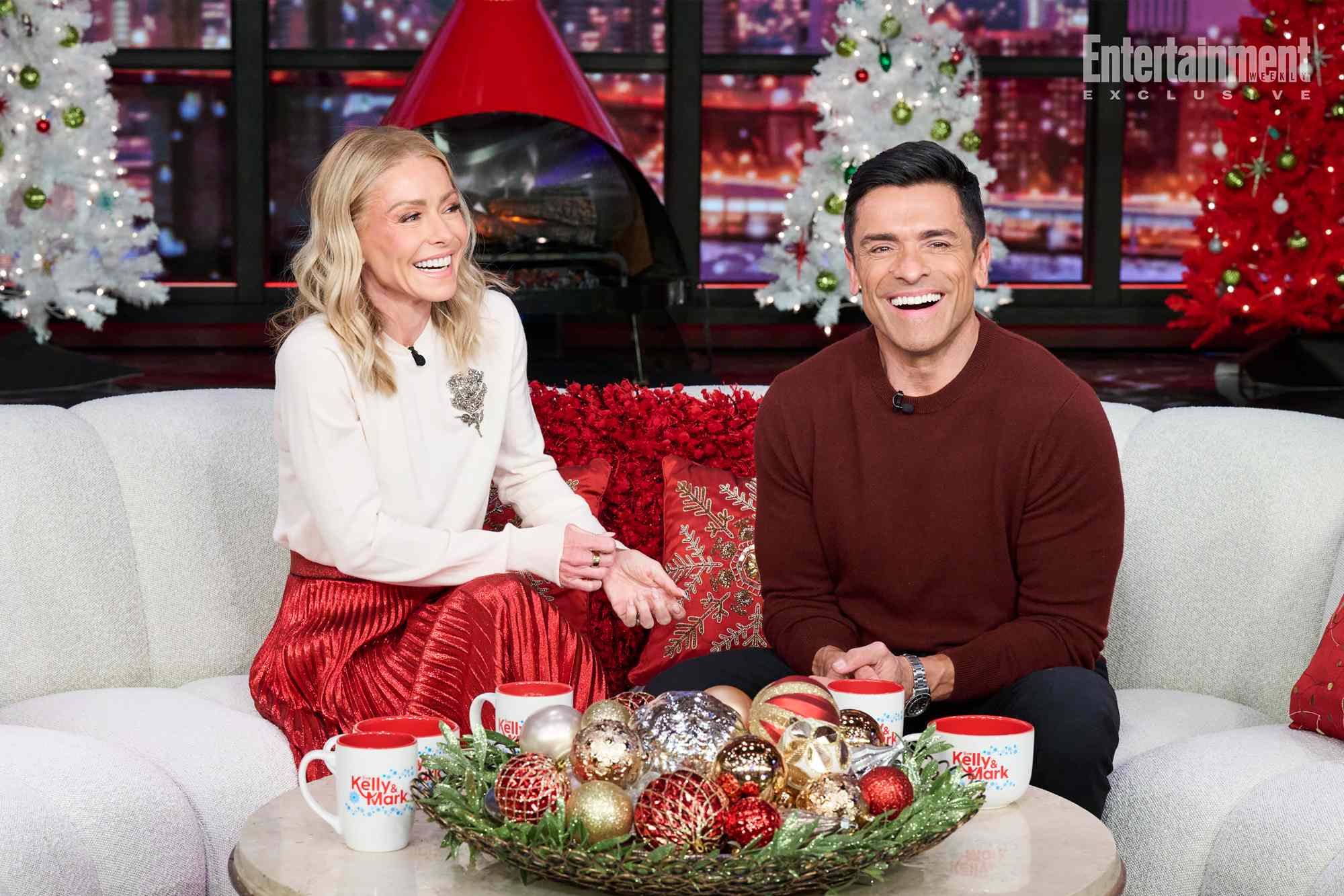 Kelly Ripa, Mark Consuelos do Christmas early on "Live", from 'grandma ...