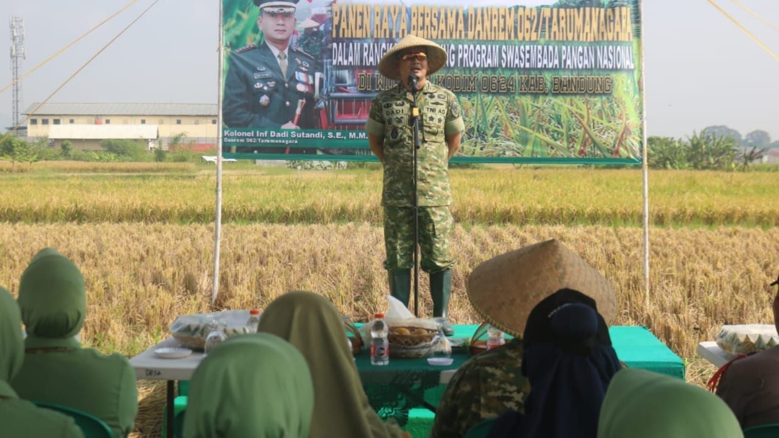 Danrem 062/Tn pimpin panen raya di Kabupaten Bandung, dorong swasembada ...