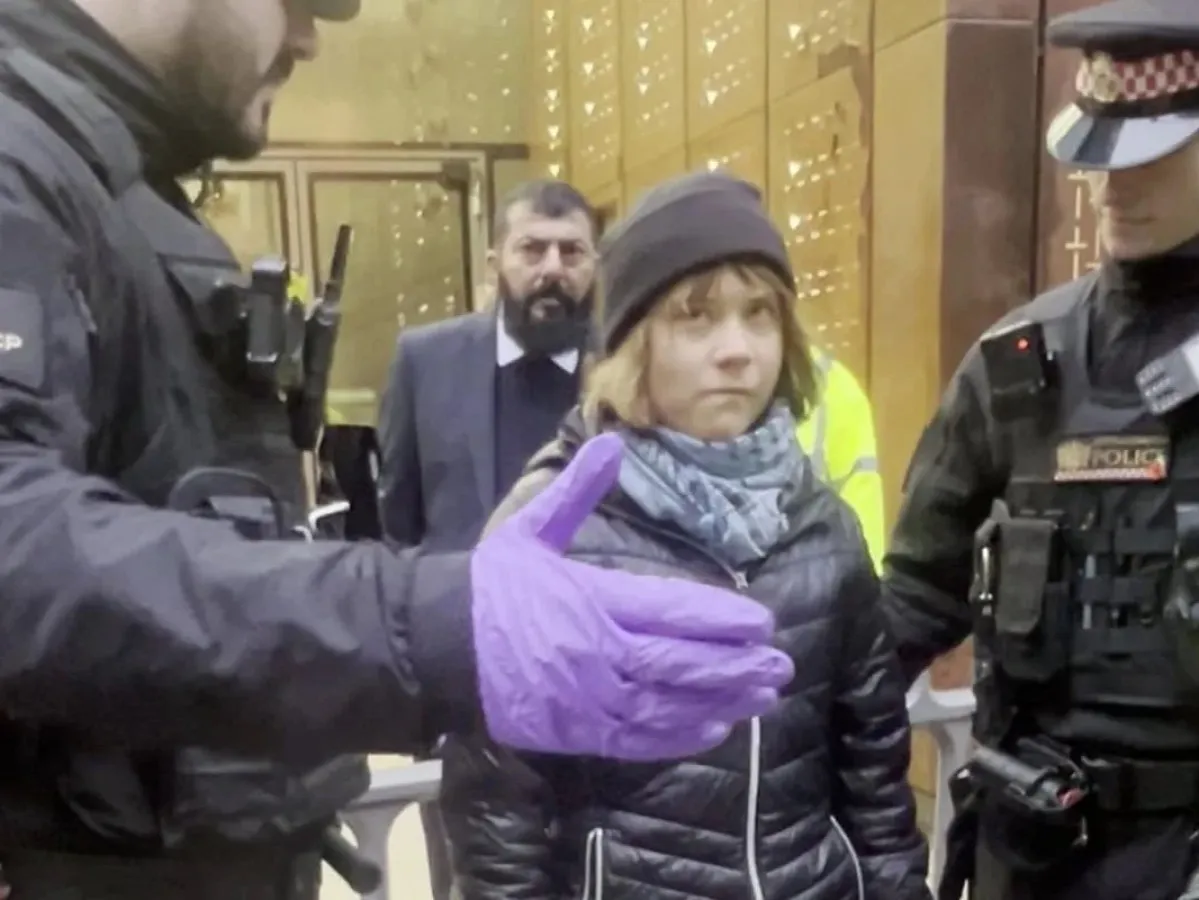 Britská policie zadržela Gretu Thunbergovou. Podporovala zakázanou ...