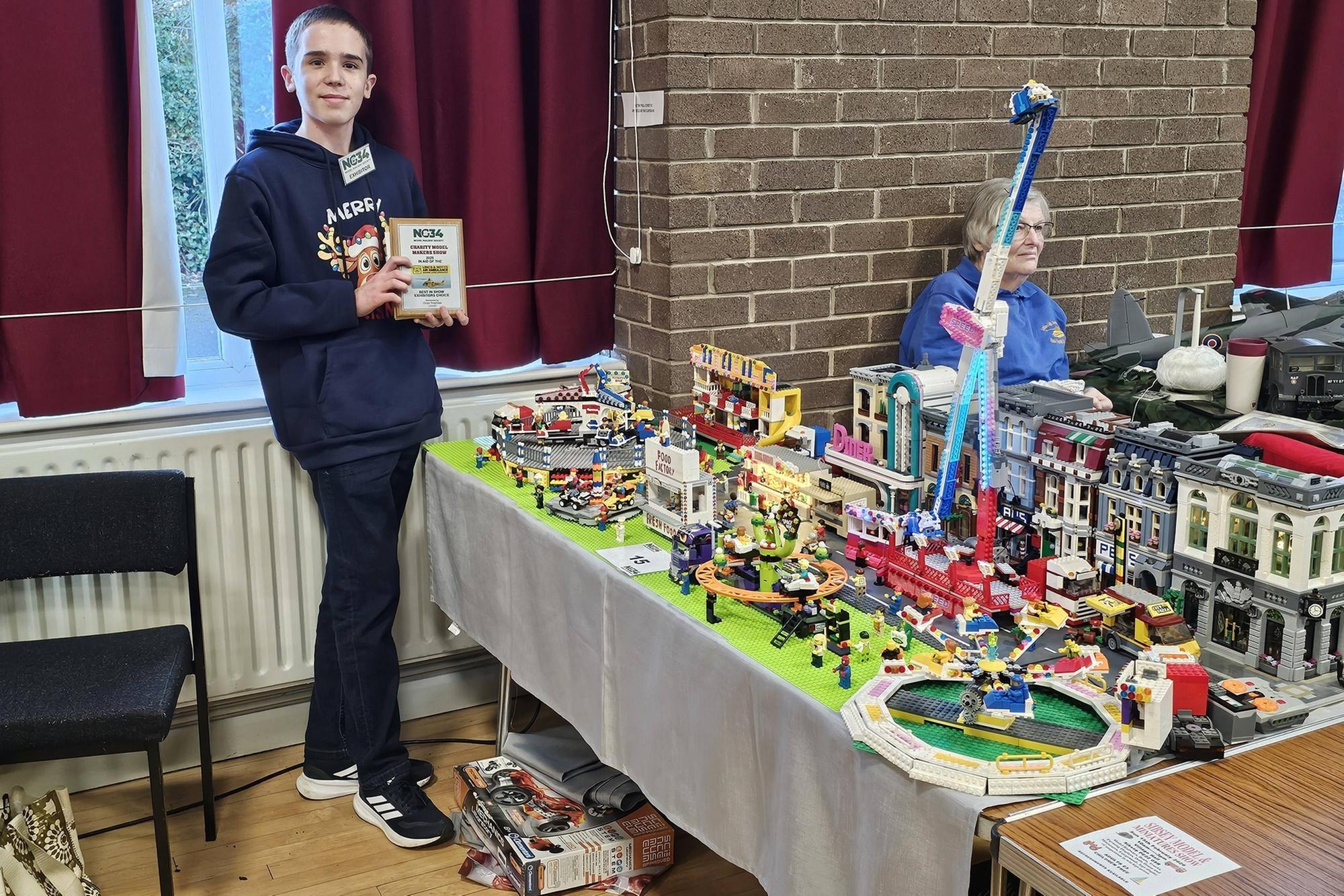 Model makers show raises £2,500 for air ambulance charity