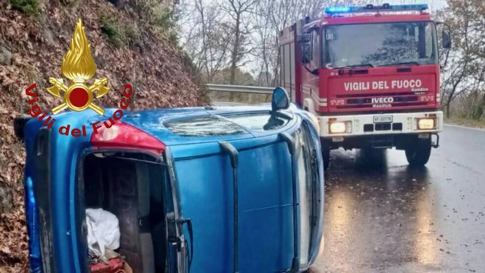 Incidente stradale: esce di strada e si ribalta con l’auto