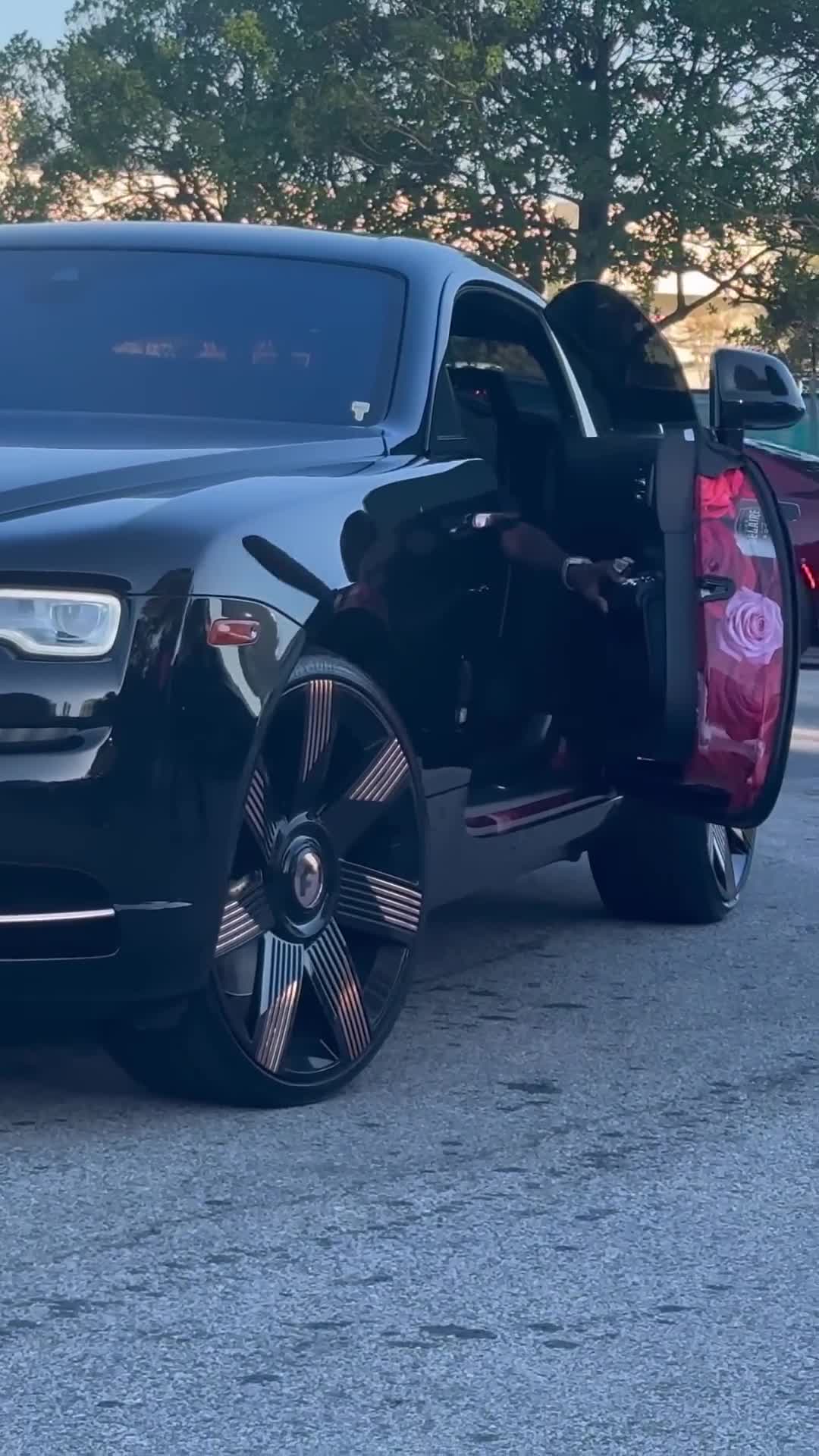 Rolls-Royce Wraith on 24’s Riding