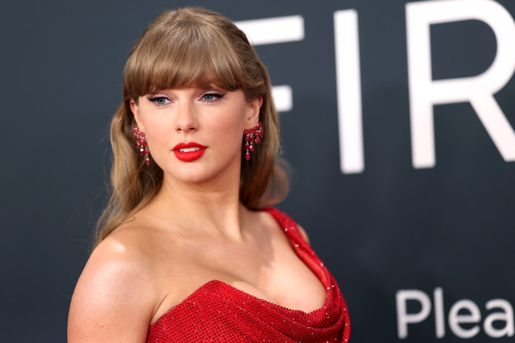 Taylor Swift donates $1 million to Feeding America