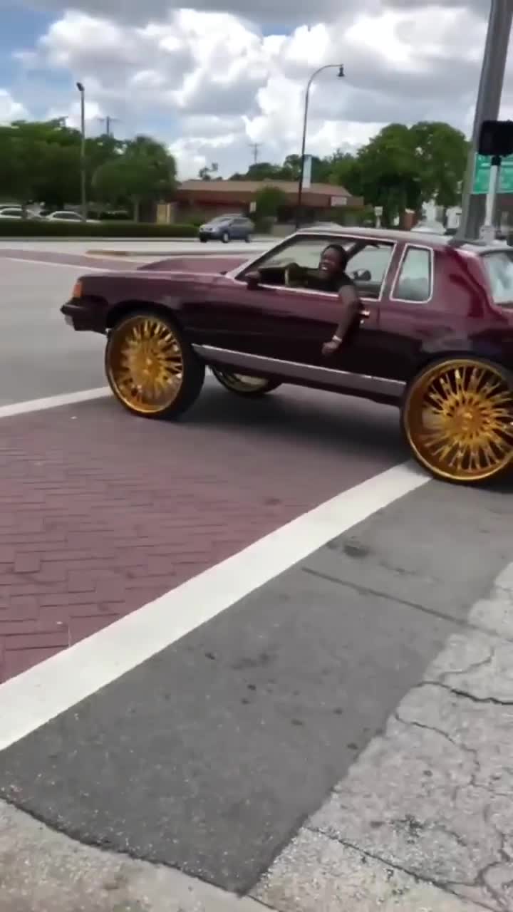 Oldsmobile Cutlass on 30’s In traffic