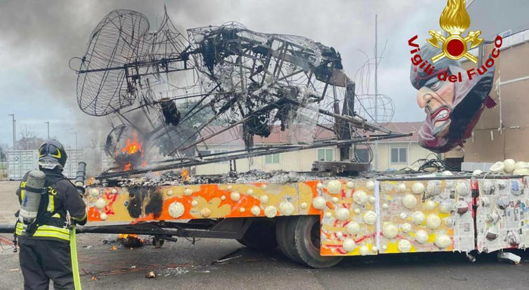 Carro di carnevale in fiamme dentro un capannone, l'uomo che lo stava ...
