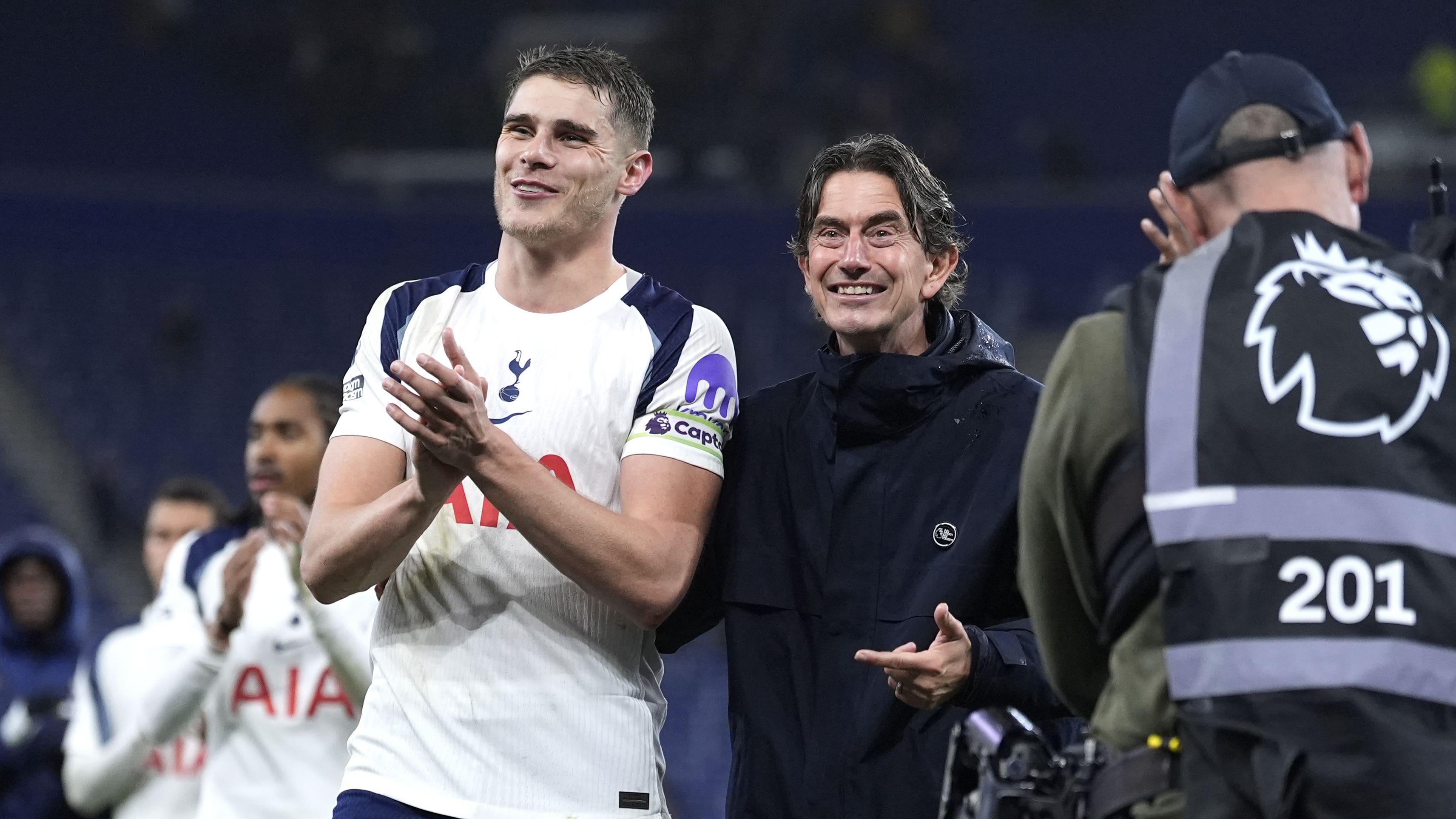 Thomas Frank defends Micky van de Ven over Alexander Isak tackle