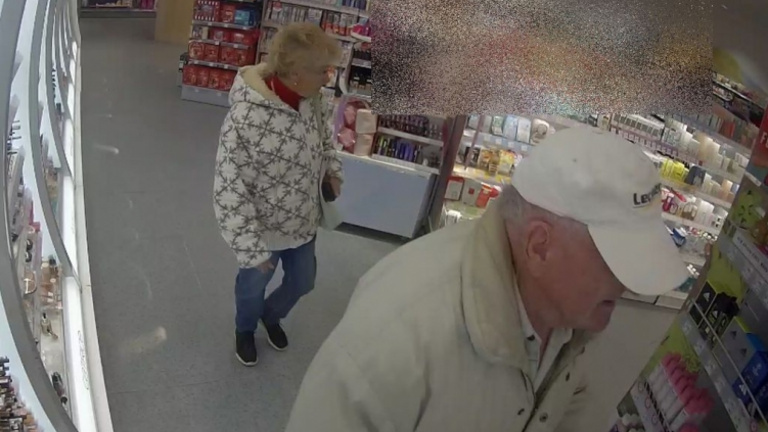 Drogériába járt lopni egy idős pár Sopronban, már a rendőrség is körözi ...