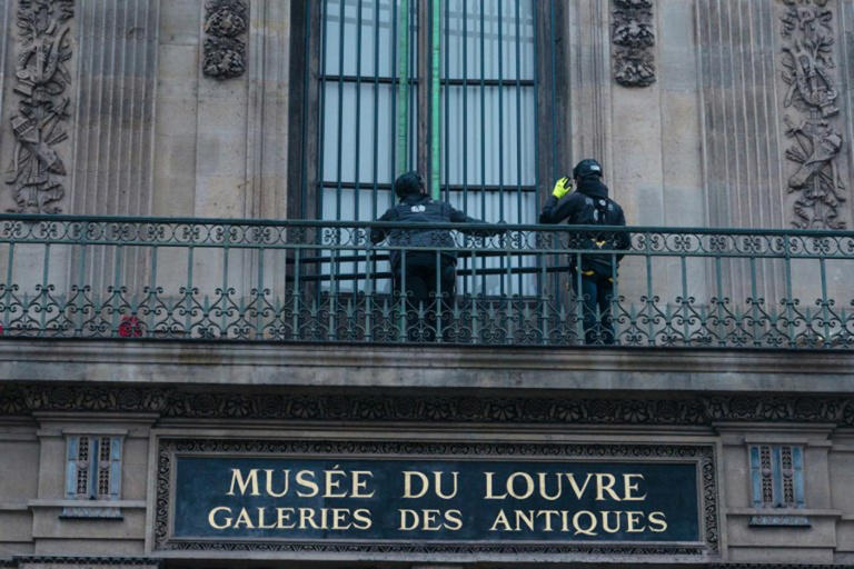 Overval op Louvre-museum - Louvre installeert tralies voor raam dat bij ...