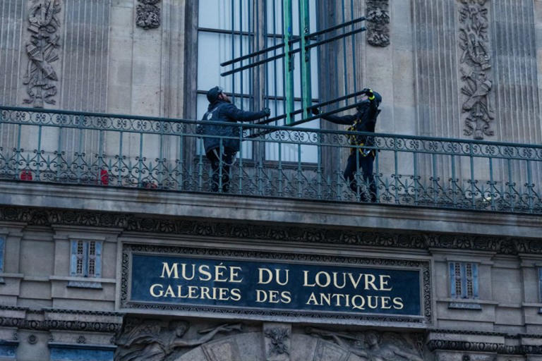 Overval op Louvre-museum - Louvre installeert tralies voor raam dat bij ...