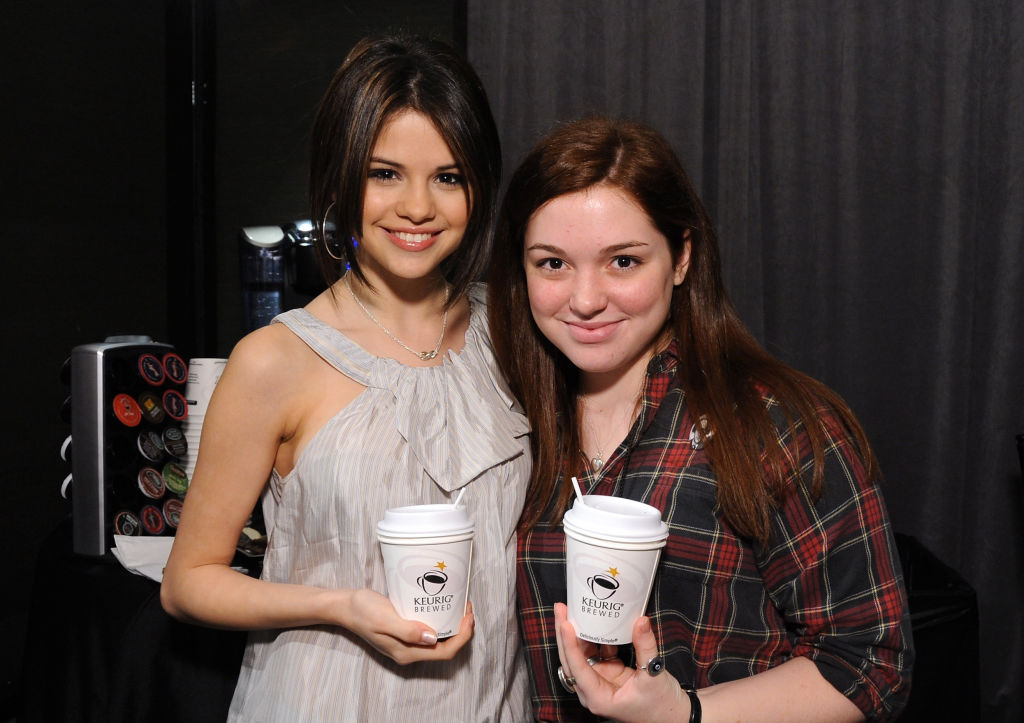 Wizards’ Selena Gomez, Jennifer Stone have magical reunion