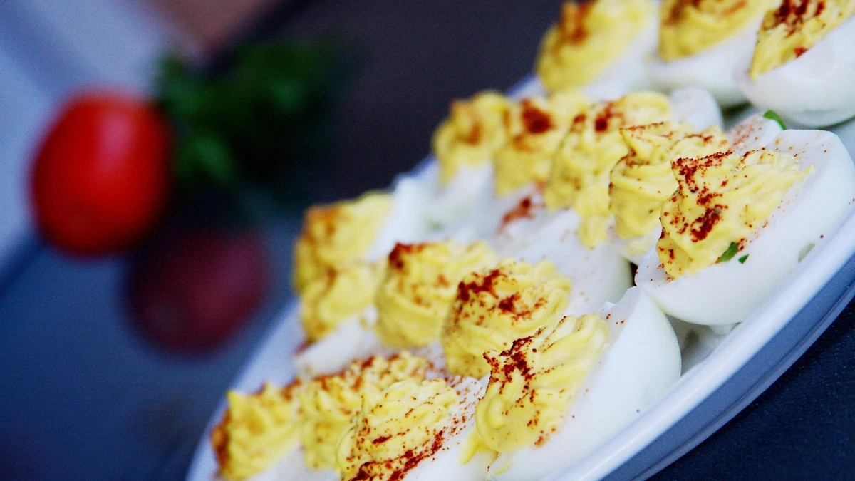 Dos clásicos en uno: huevos rellenos de pulpo a la gallega, la estrella ...