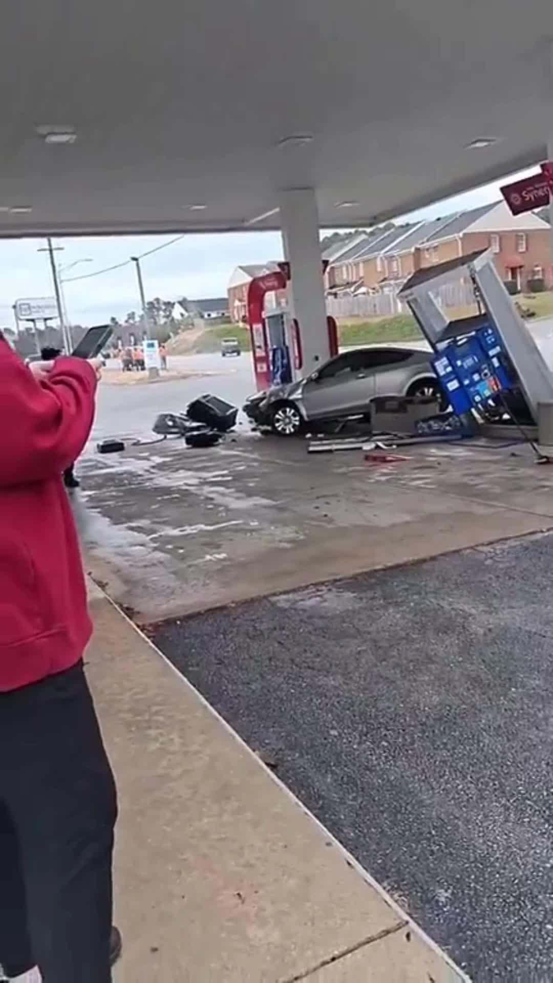 Driver crashes into Exon gas pumps in Franklin