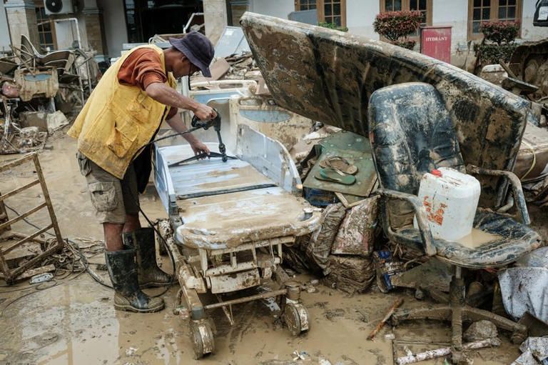 CNN defends removing footage as journalist breaks down in tears during ...