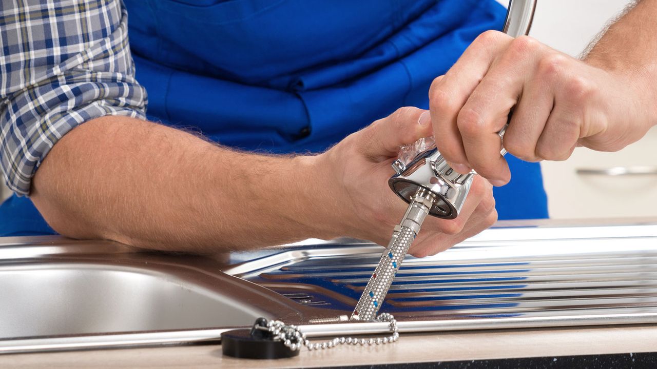 Replace a kitchen tap DIY style