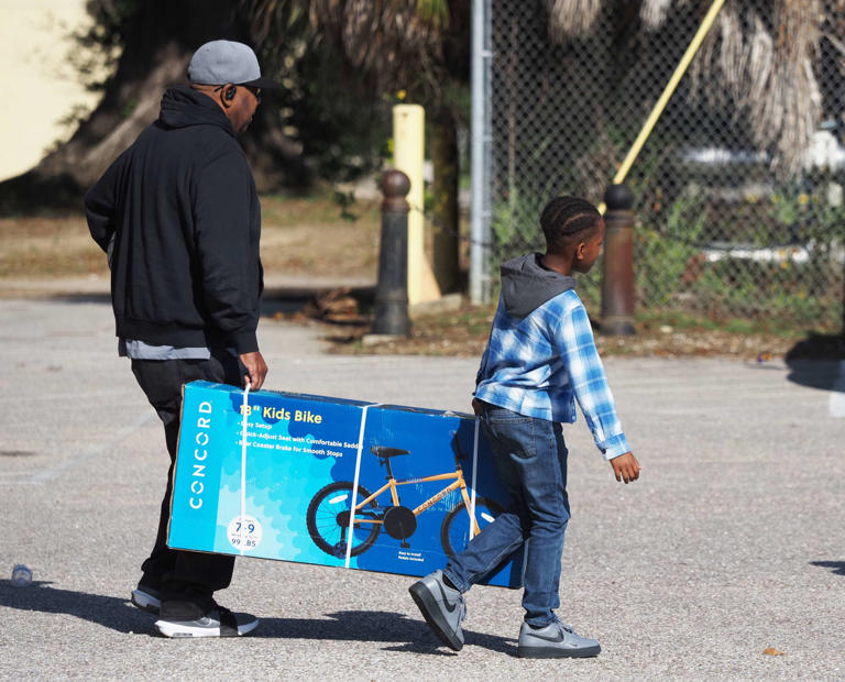 Alabama basketball star Labaron Philon returns home, dishes out gifts ...