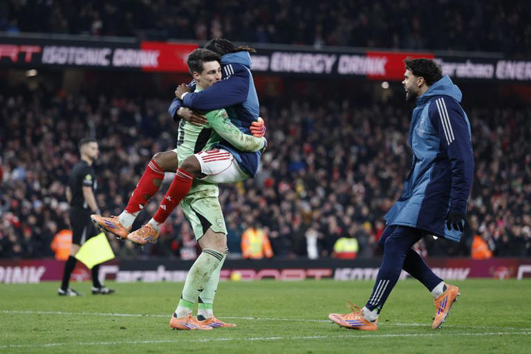 Soccer-Arsenal edge Palace on penalties to reach League Cup semi-finals