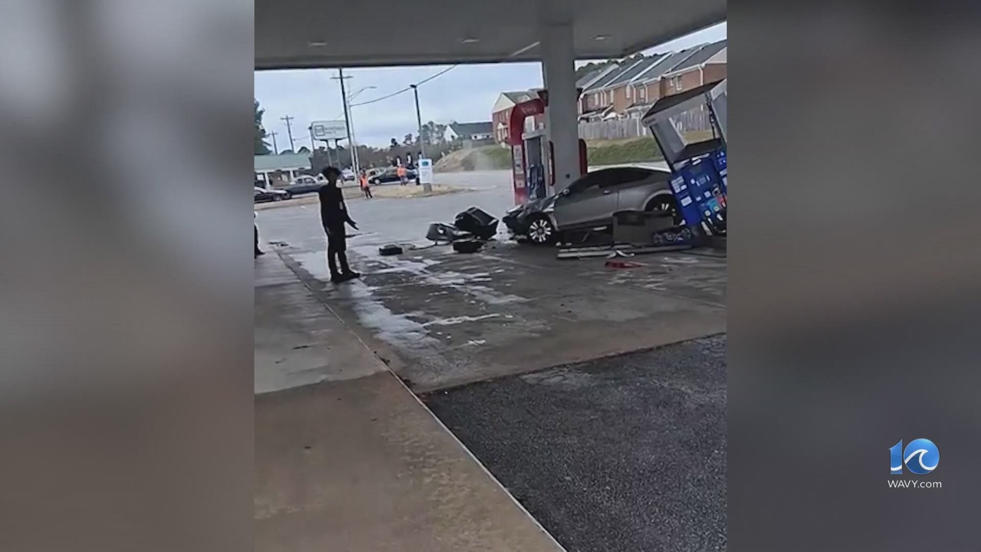 Driver crashes into Exxon gas pumps in Franklin