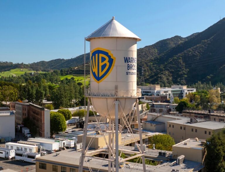 Warner Bros. Discovery stock (NASDAQ:WBD) gains as board urges ...