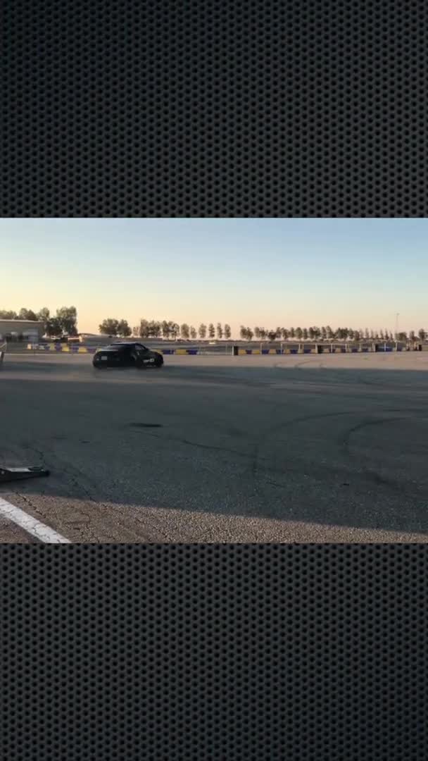 350Z whipping up donuts