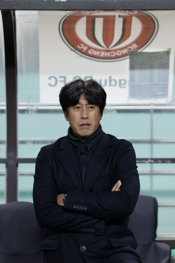 Suddenly announcing his resignation, loyal Chengdu fans...Director Seo ...