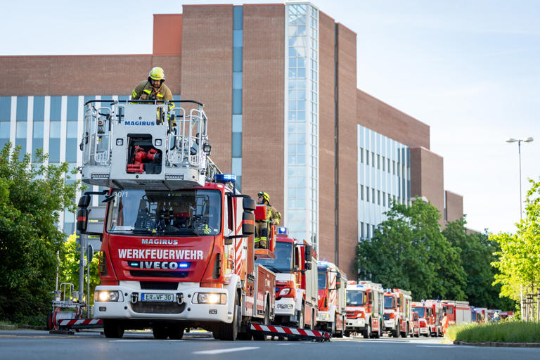 Flugzeug kracht in Hochhaus, Chemie-Unfall, Verletzte: 800 Retter ...