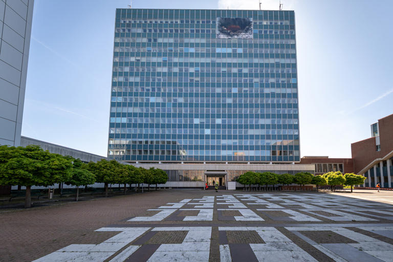 Flugzeug kracht in Hochhaus, Chemie-Unfall, Verletzte: 800 Retter ...